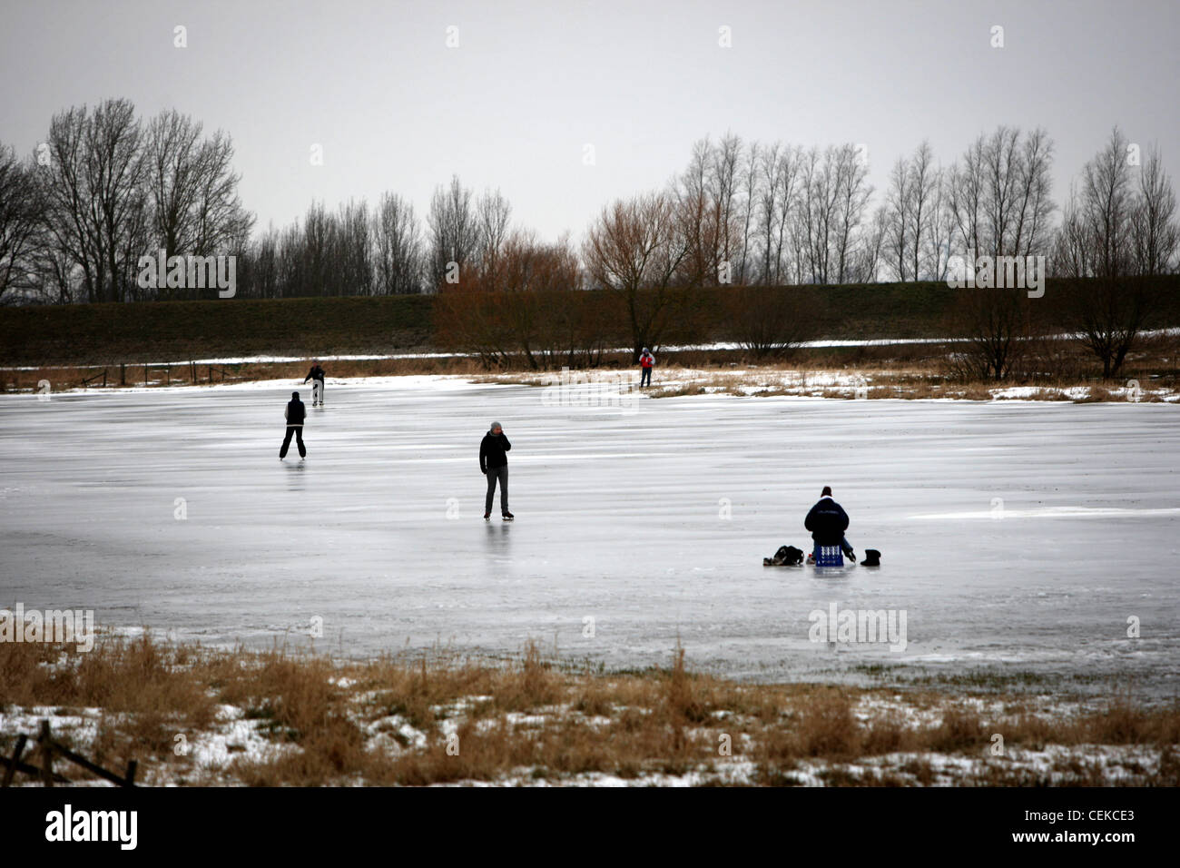 PEOPLE SKATING ON THE FROZEN FENS AT SUTTON GAULT,CAMBRIDGESHIRE Stock ...