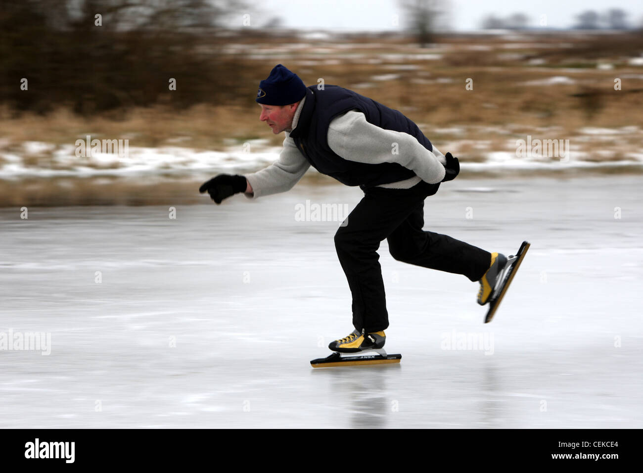 PEOPLE SKATING ON THE FROZEN FENS AT SUTTON GAULT,CAMBRIDGESHIRE Stock ...