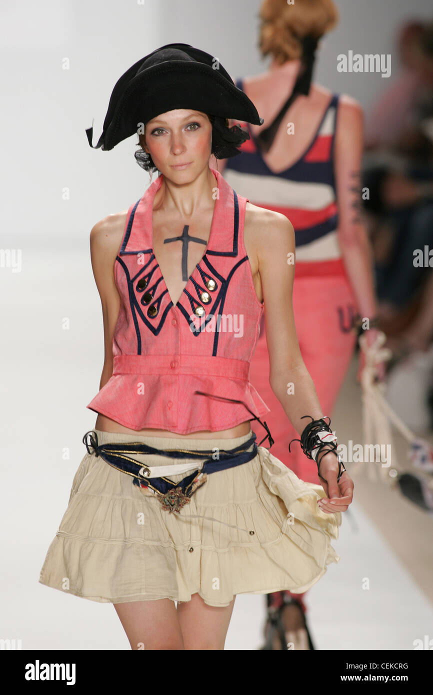 Wearing sass and bide hi-res stock photography and images - Alamy