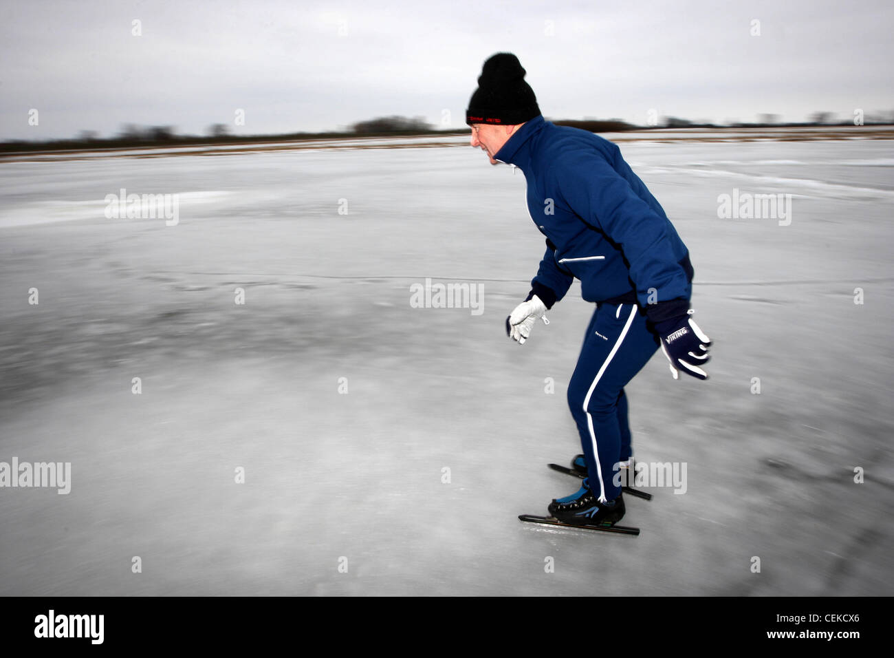 PEOPLE SKATING ON THE FROZEN FENS AT SUTTON GAULT,CAMBRIDGESHIRE Stock ...