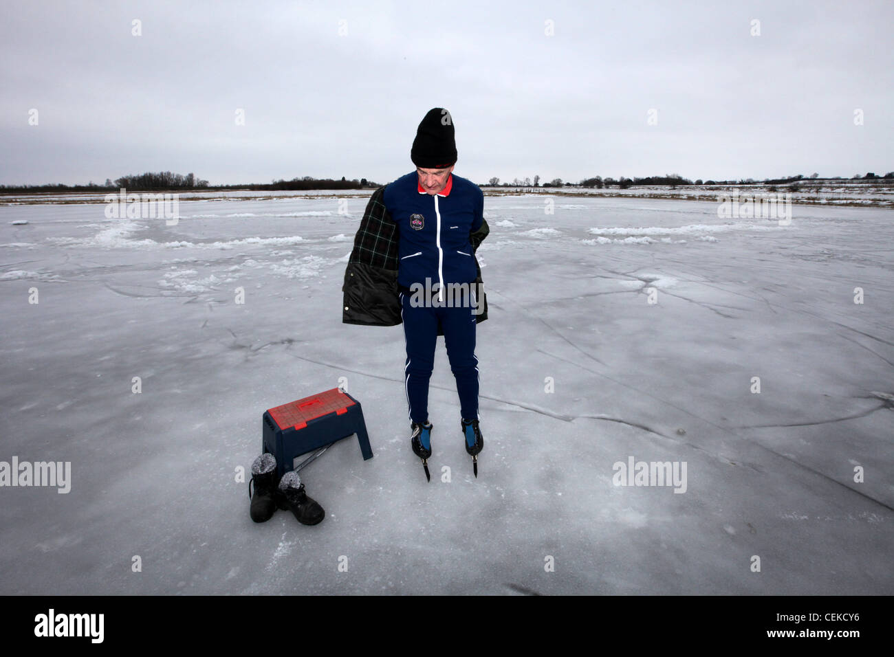 PEOPLE SKATING ON THE FROZEN FENS AT SUTTON GAULT,CAMBRIDGESHIRE Stock ...