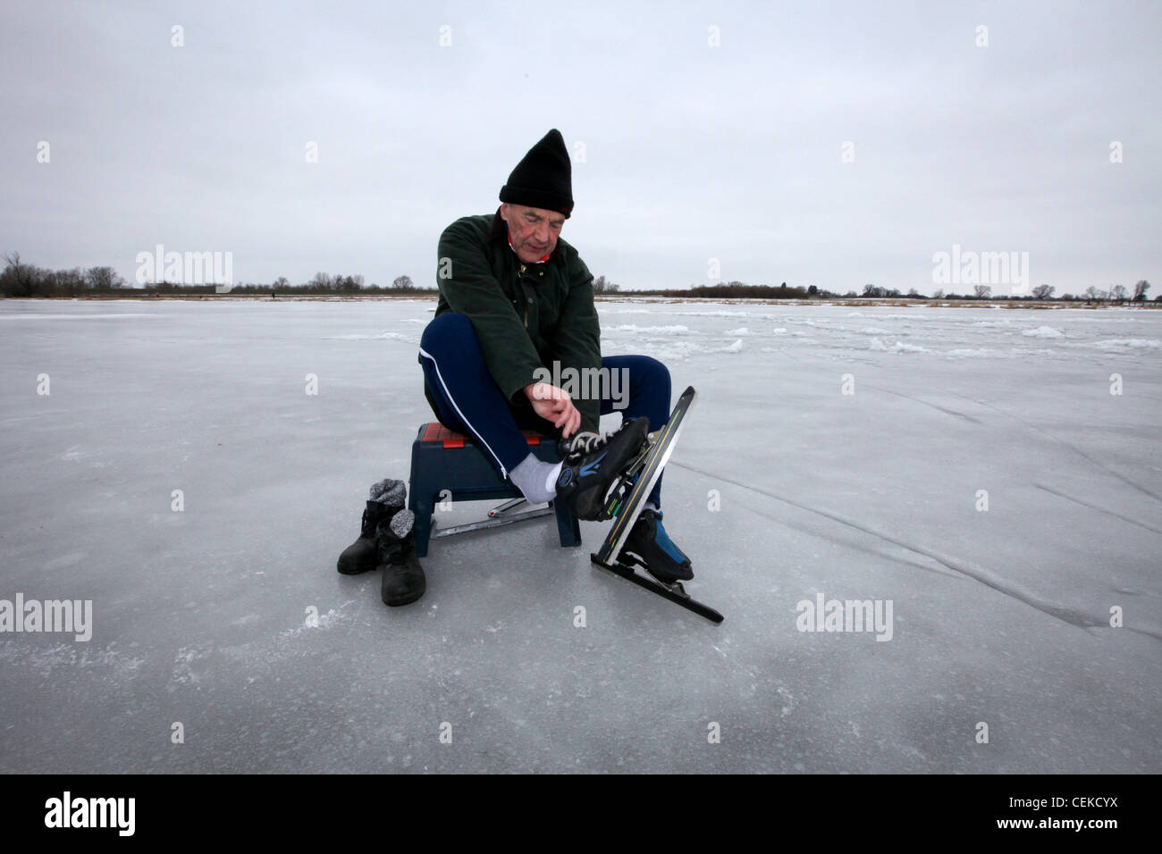 PEOPLE SKATING ON THE FROZEN FENS AT SUTTON GAULT,CAMBRIDGESHIRE Stock ...