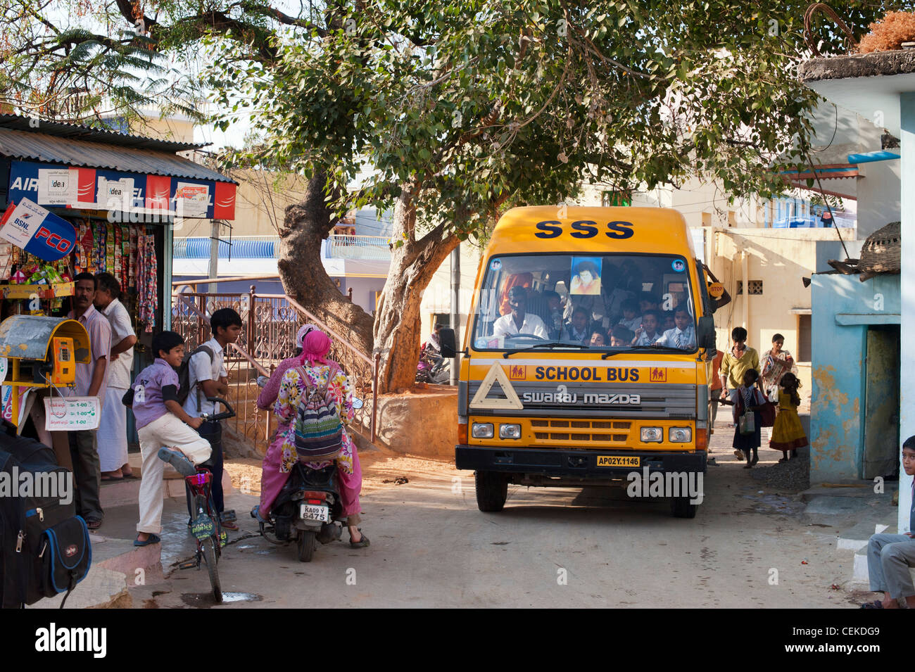 Indian school bus hi-res stock photography and images - Alamy