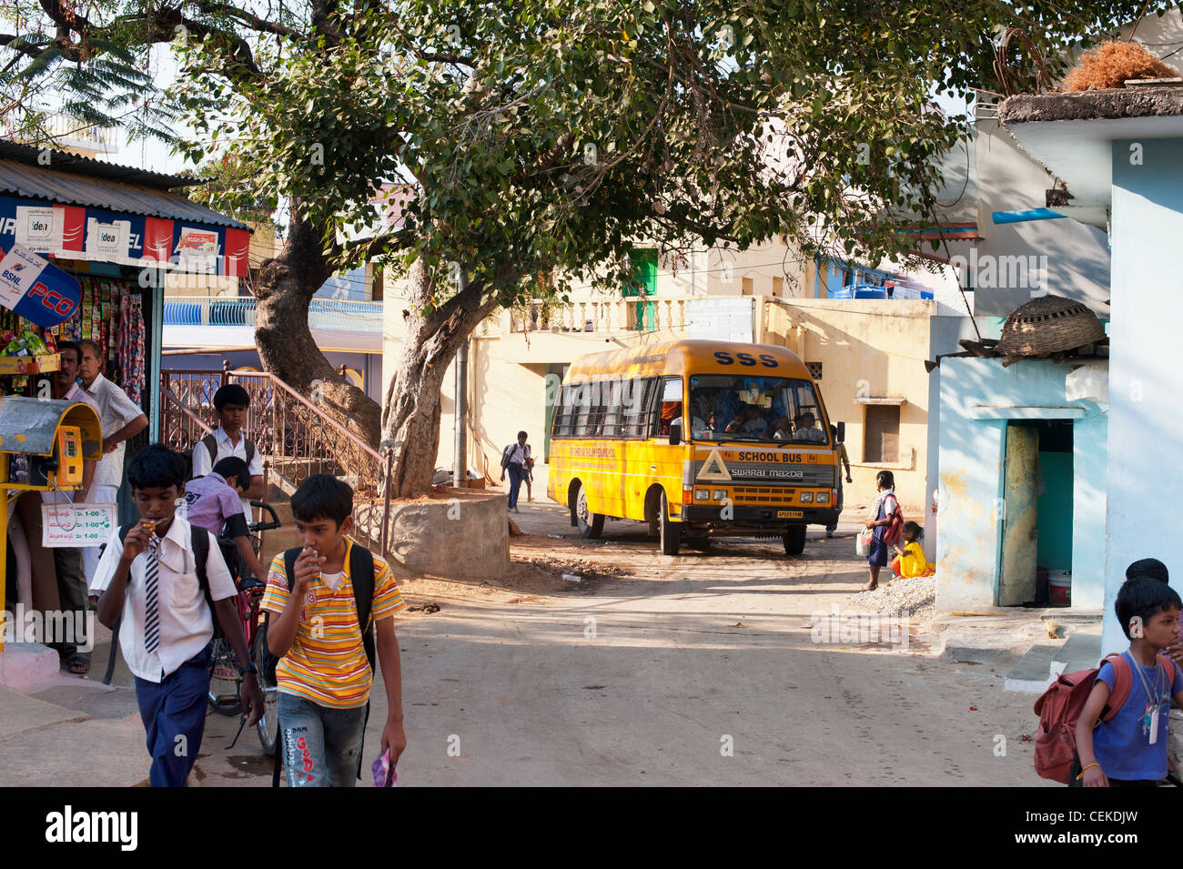 Indian school bus hi-res stock photography and images - Alamy