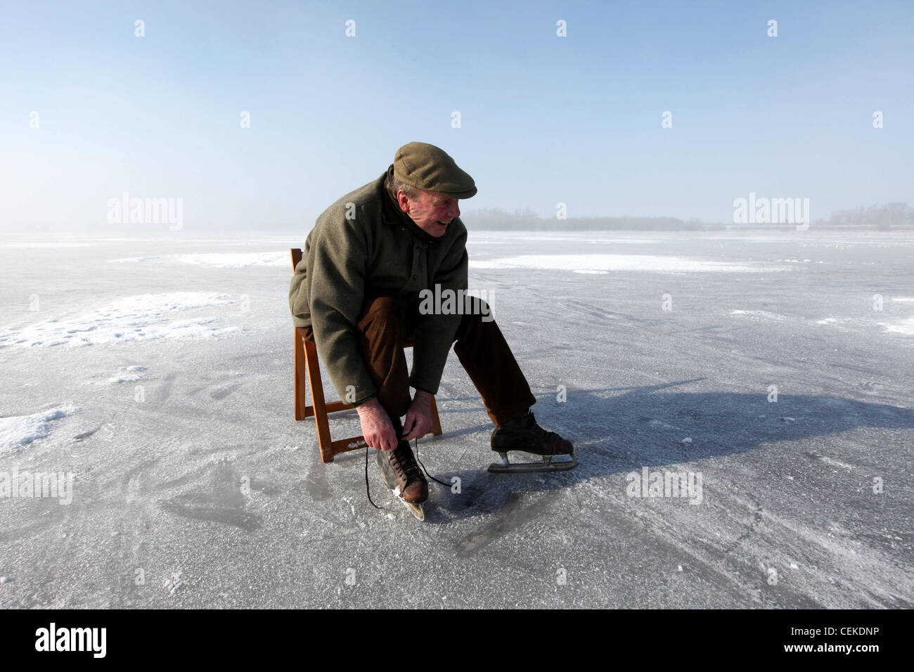 PEOPLE SKATING ON THE FROZEN FENS AT SUTTON GAULT,CAMBRIDGESHIRE Stock ...