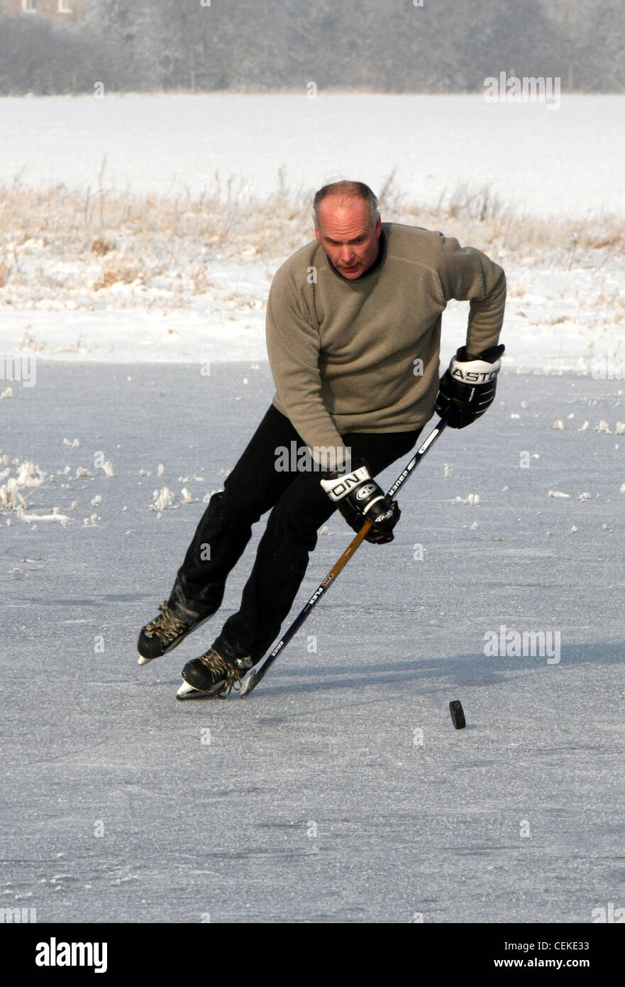 PEOPLE SKATING ON THE FROZEN FENS AT SUTTON GAULT,CAMBRIDGESHIRE Stock ...