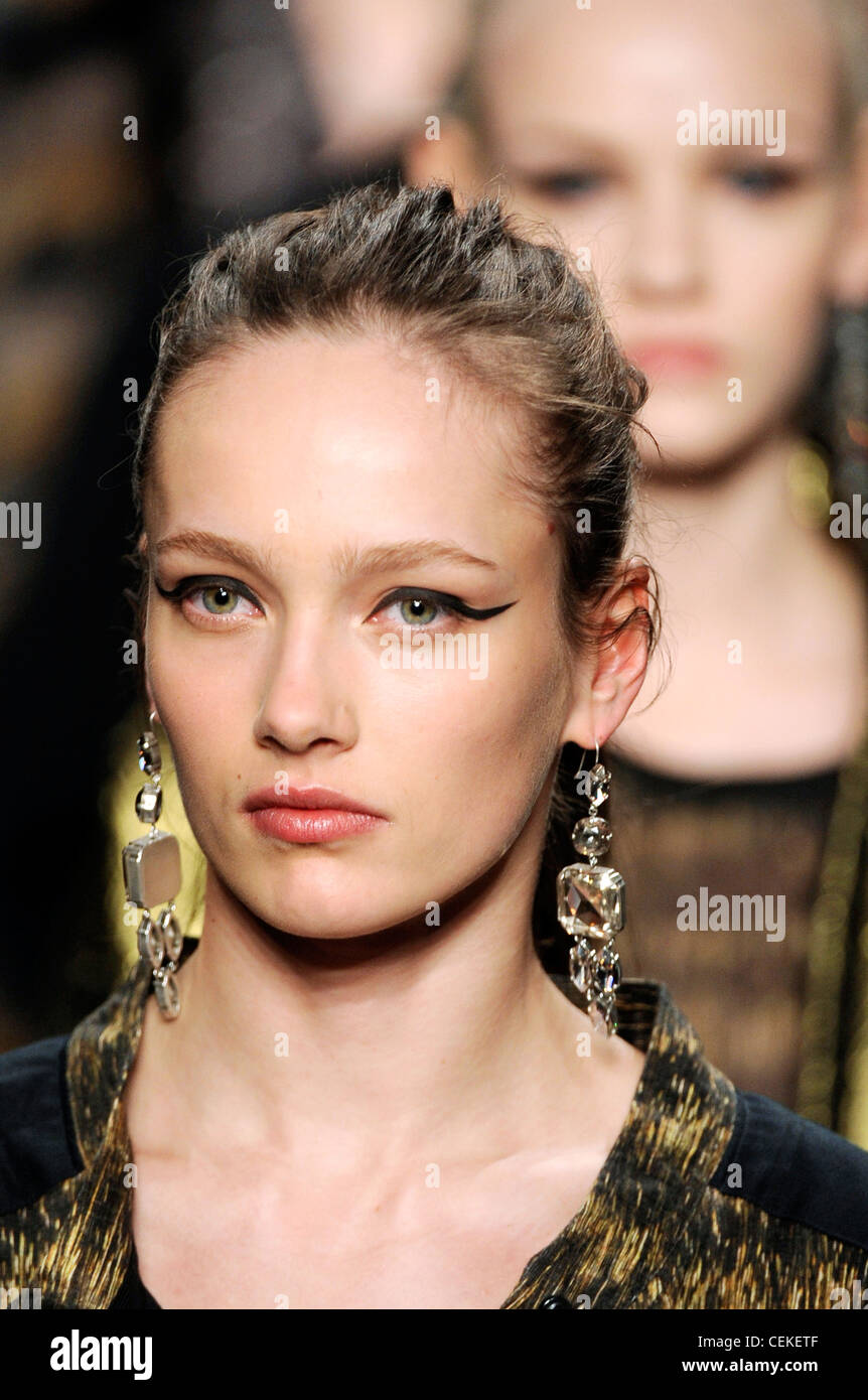 Isabel Marant Paris Ready to Wear Autumn Winter Model Karmen Pedaru ...