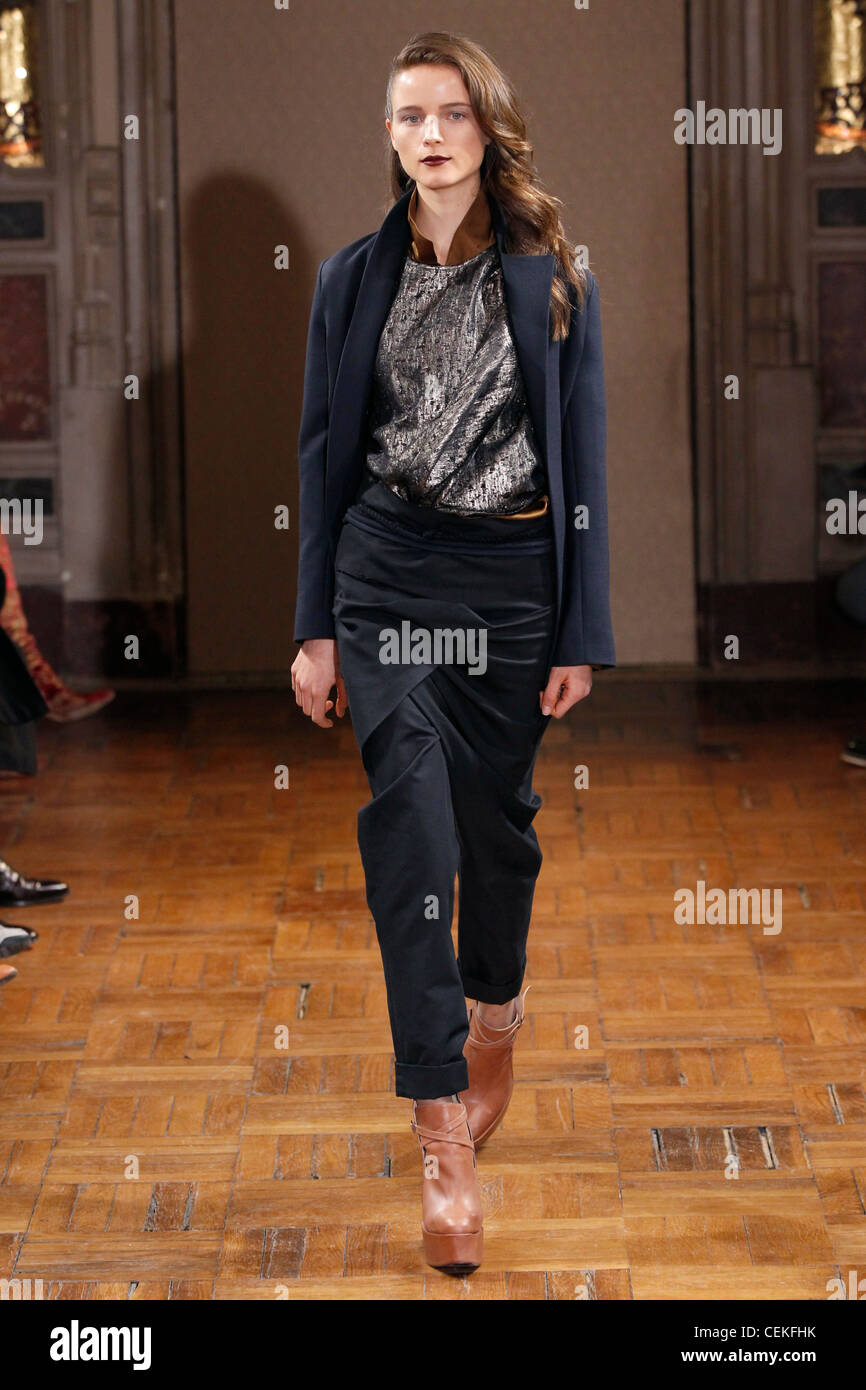 Anne Valerie Hash Paris Ready to Wear Autumn Winter 2011 2012 Stock ...