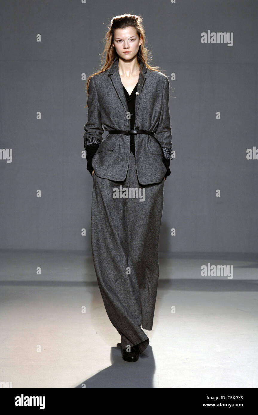 Nicole Farhi London Ready to Wear Autumn Winter Model long brunette ...