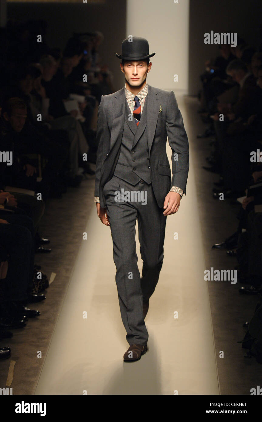 Milan Bottega Veneta Menswear Ready to Wear Chap Style:Model wearing ...