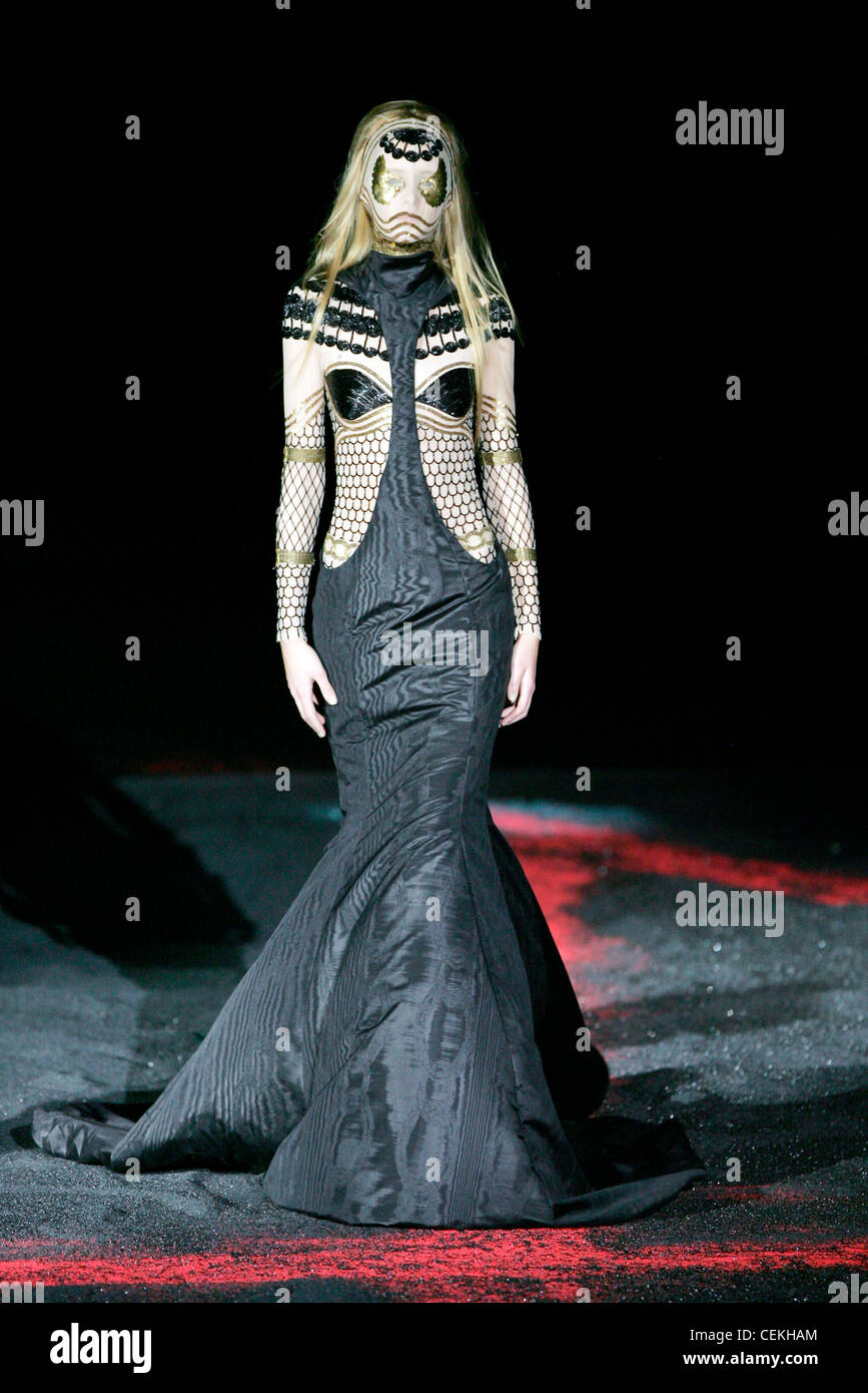 Alexander McQueen Paris Ready to Wear Autumn Winter Model wearing ...