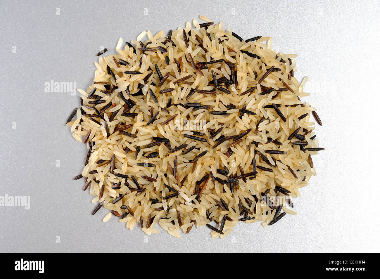 A small round pile of long grain and wild rice Stock Photo - Alamy