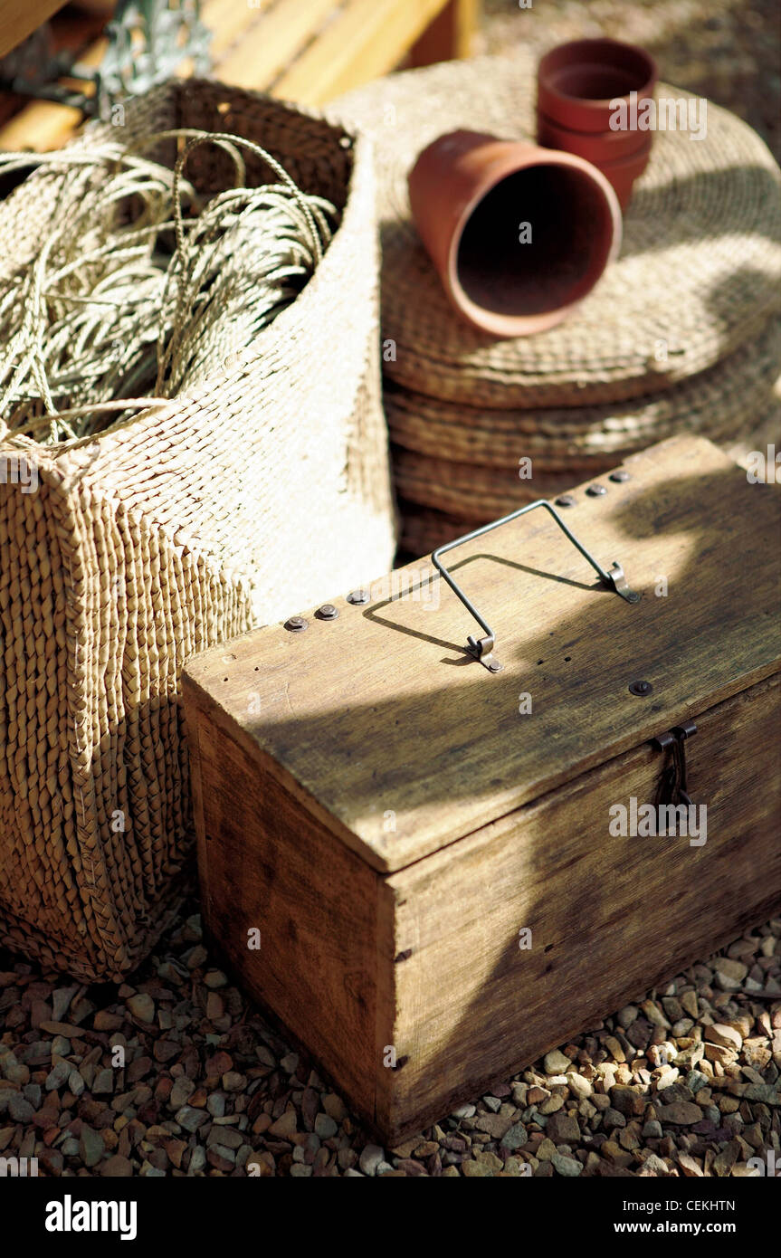 Potting Ideas Raffia mats, small plant pots, raffia bag containing ...