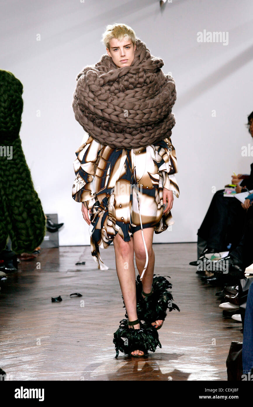 Giles Deacon London Ready to Wear Autumn Winter Model Agyness Deyn ...