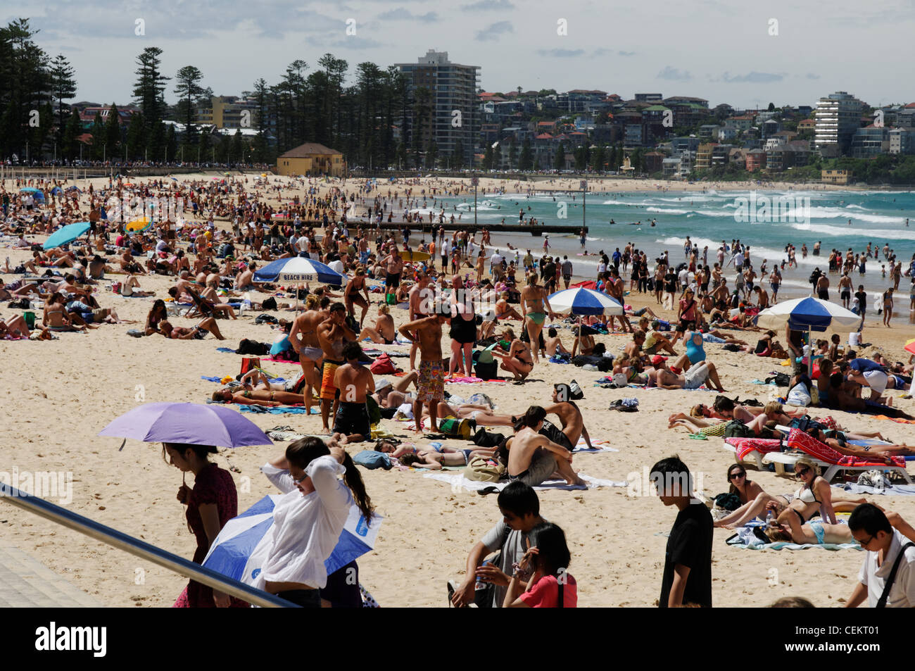 Crowded australia beach hi-res stock photography and images - Alamy