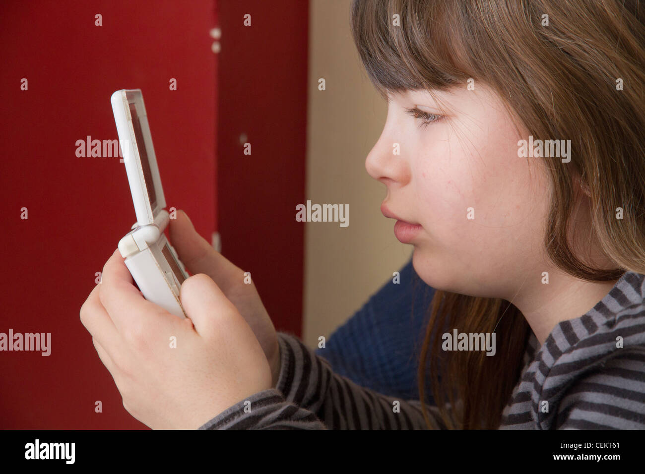 Young girl playing Nintendo ds game Stock Photo - Alamy