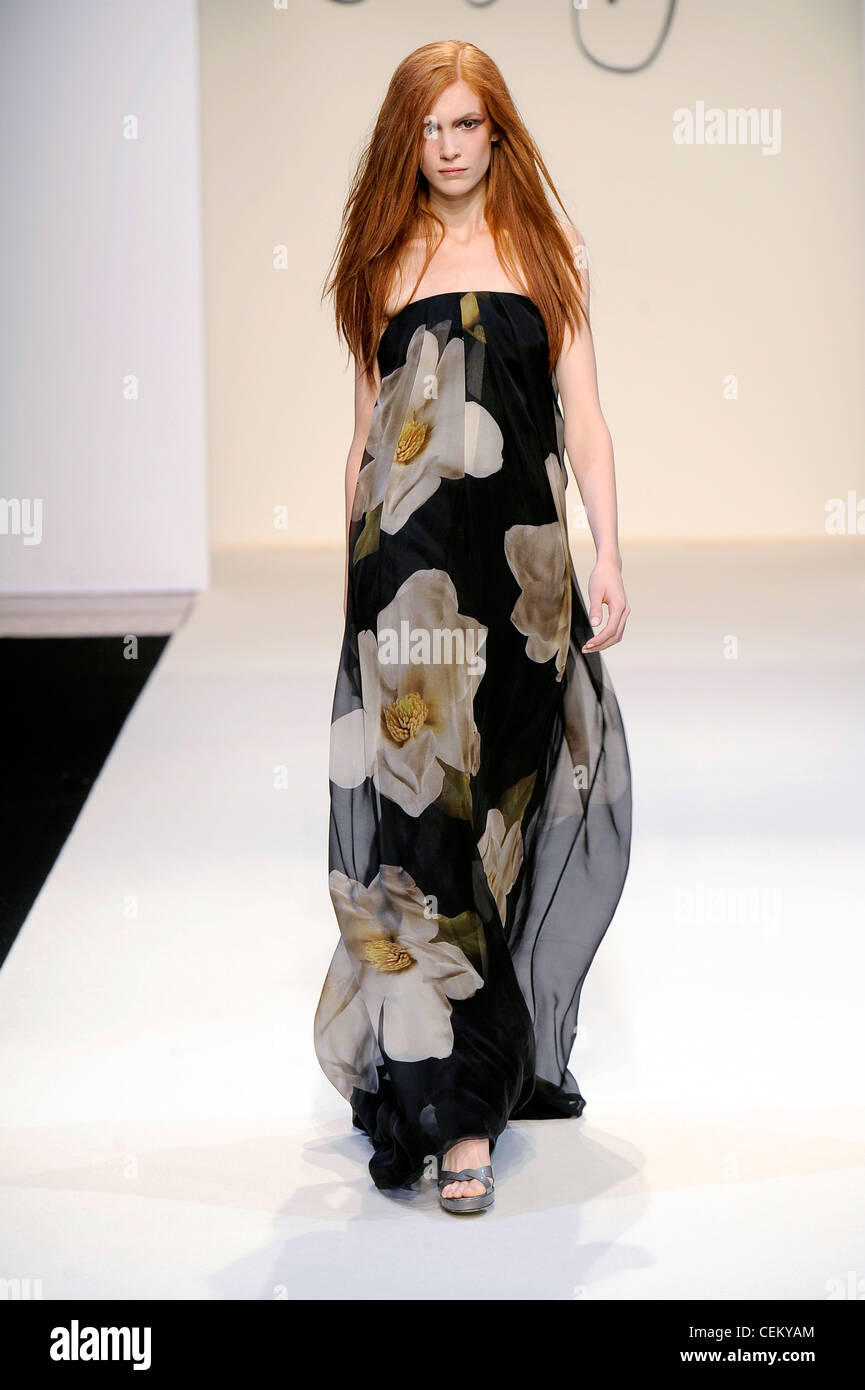 Collette Dinnigan Paris Ready to Wear Spring Summer Model red hair ...