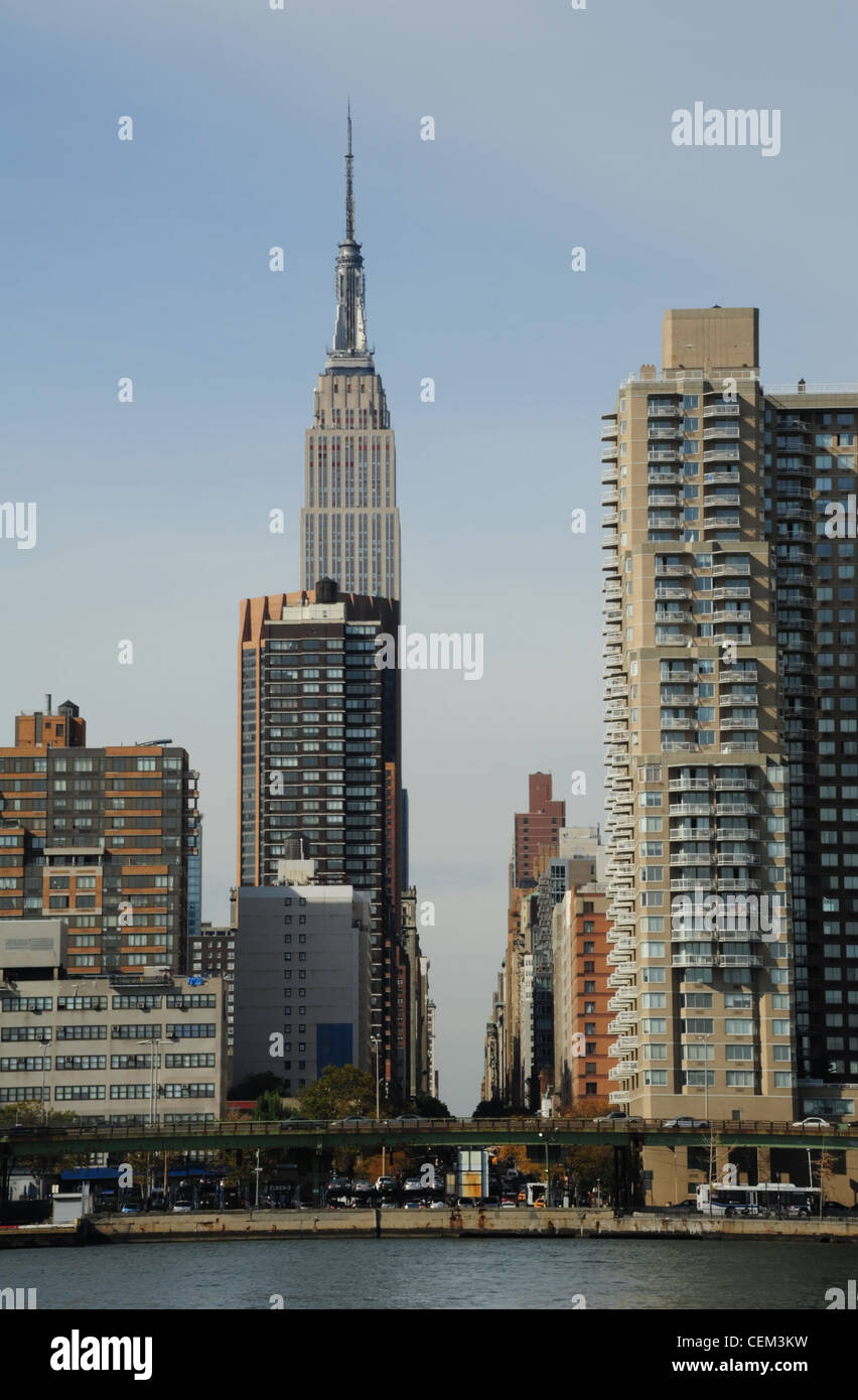 1 empire state building left mid distance hi-res stock photography and images - Alamy