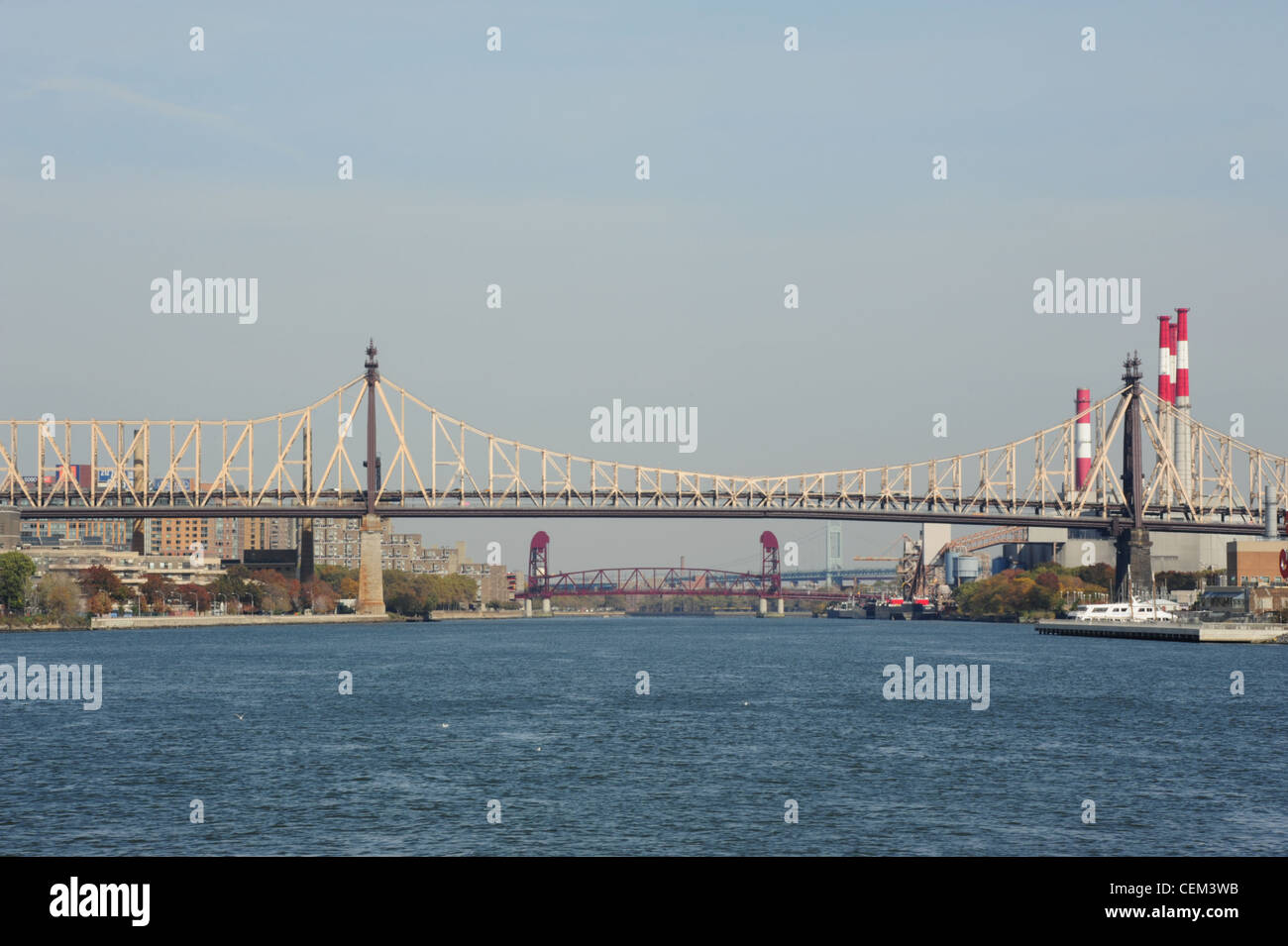 Blue sky view, from Circle Line Cruise, East Channel East River to ...