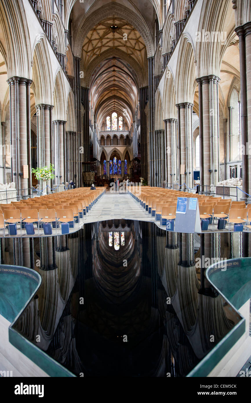 Salisbury cathedral font hi-res stock photography and images - Alamy