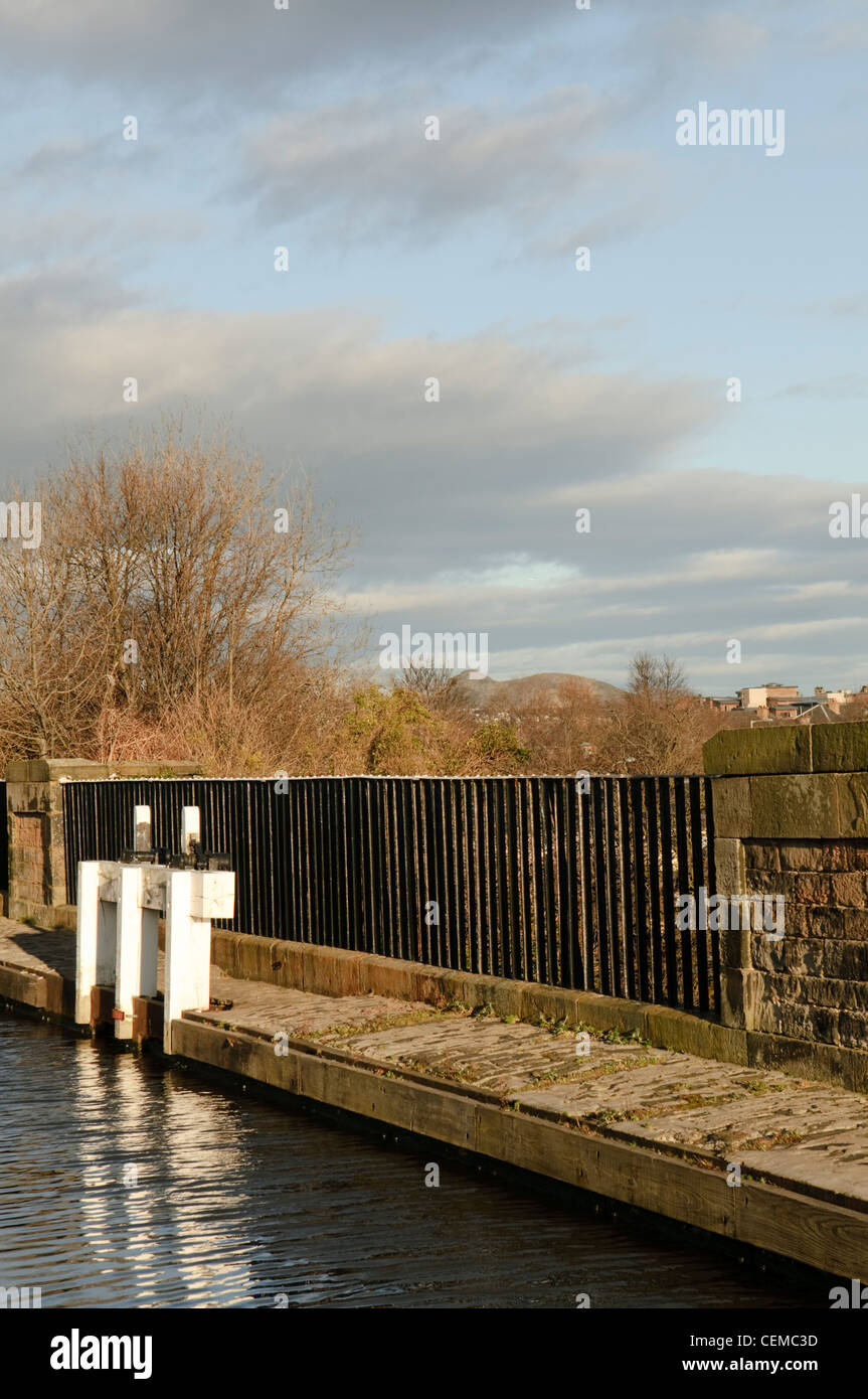 Edinburgh inland waterway bridge hi-res stock photography and images ...
