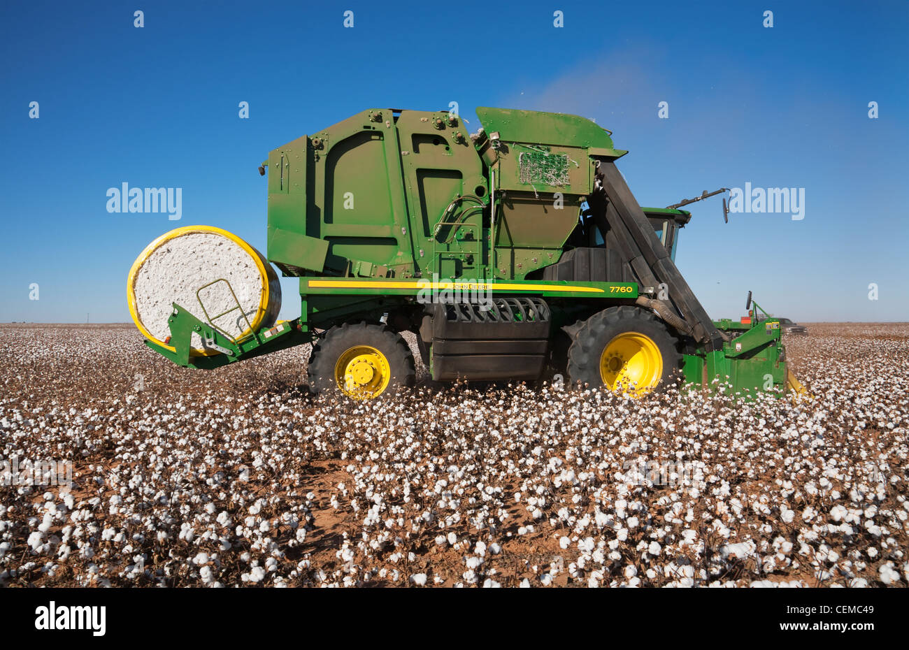 Agriculture - A John Deere 6-row on board module building cotton picker ...