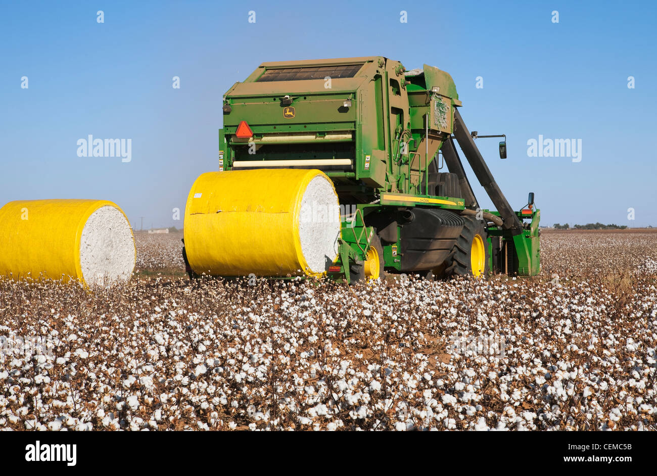 Agriculture - A John Deere 6-row on board module building cotton picker ...