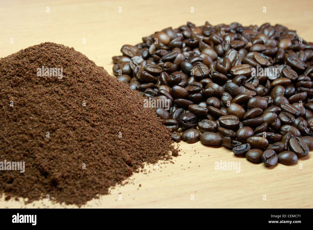 Coffee beans and powder Stock Photo - Alamy