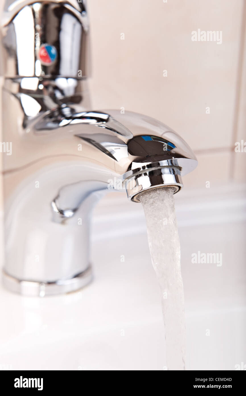Kitchen metal sink streaming water hi-res stock photography and images ...
