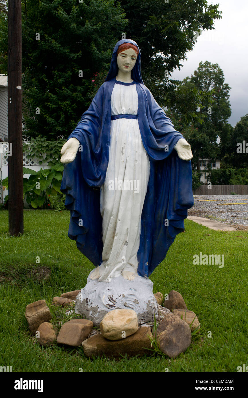 Statue of the Virgin Mary in a front yard in Lafayette, Louisiana with ...