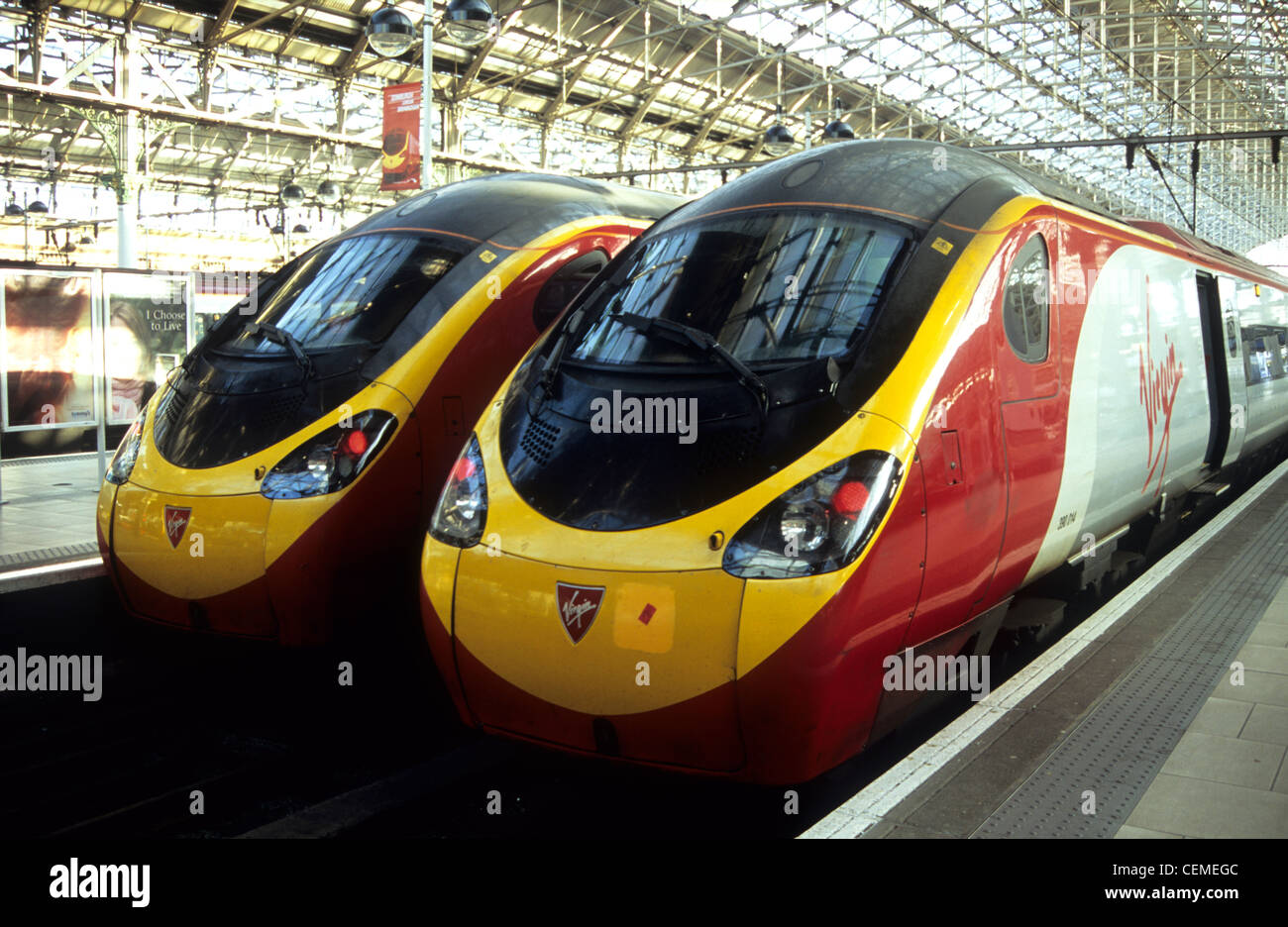 Manchester picadilly train hi-res stock photography and images - Alamy