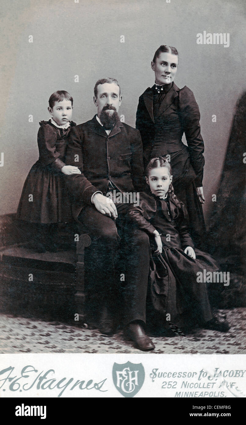 A romantic couple from the 1900s wearing Victorian clothing Stock Photo ...