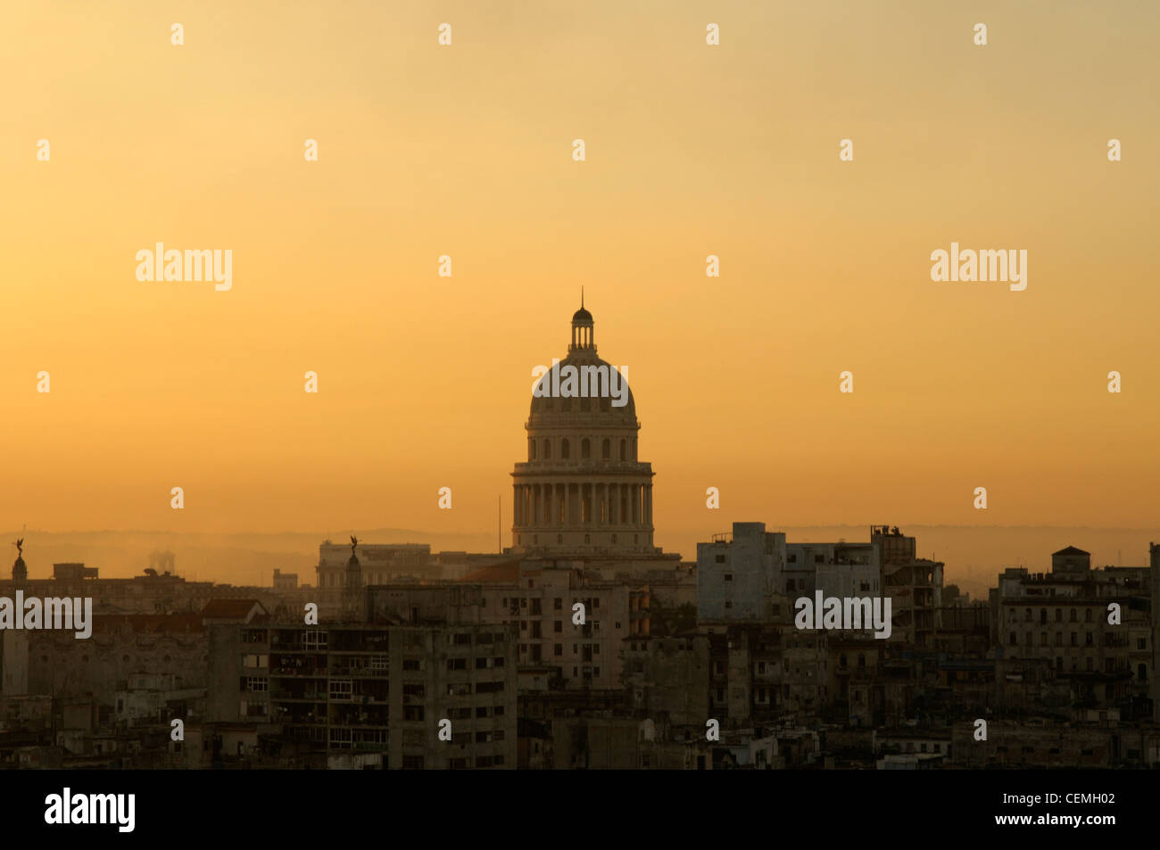 Building silhouette hi-res stock photography and images - Alamy