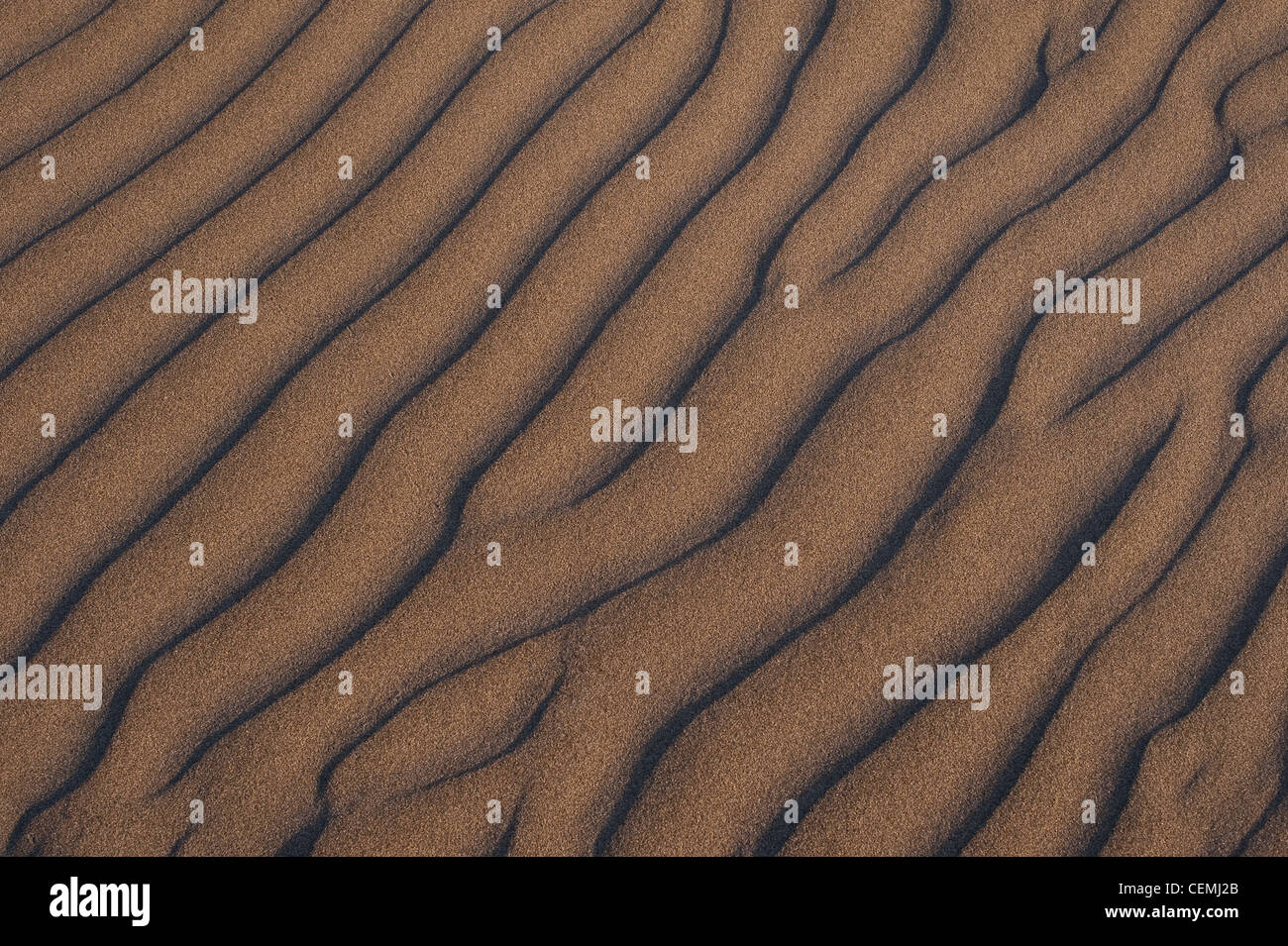 Sand patterns along coastline of Pacific ocean Stock Photo - Alamy