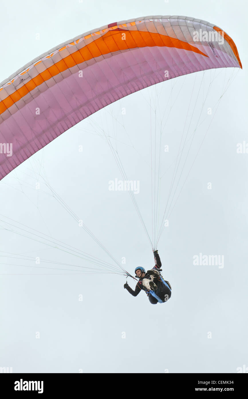 paragliding para gliding parachute in the sky floating effortlessly ...