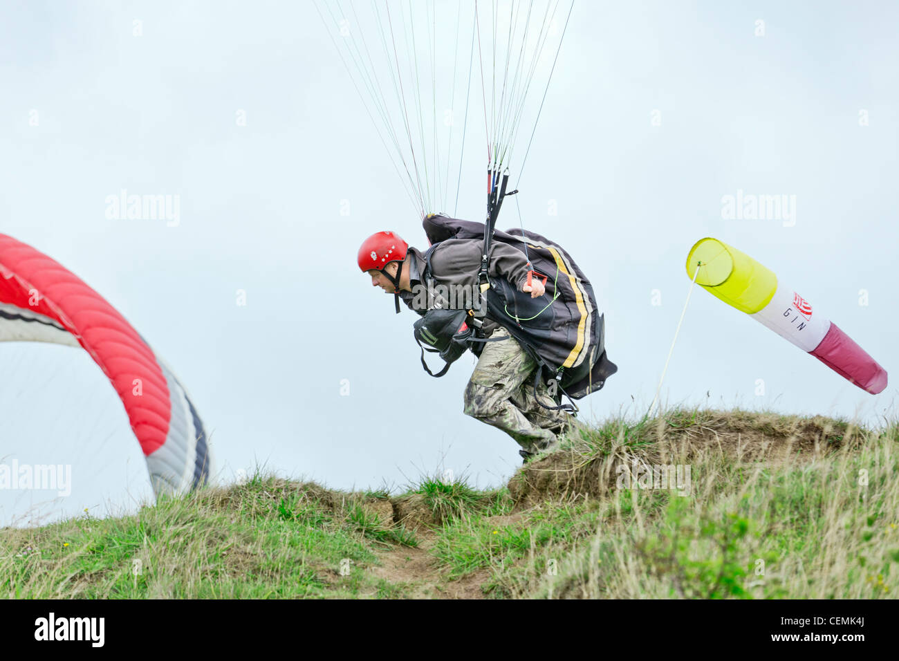 paragliding para gliding parachute in the sky floating effortlessly ...