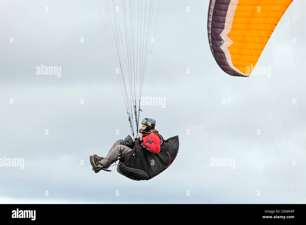 paragliding para gliding parachute in the sky floating effortlessly ...