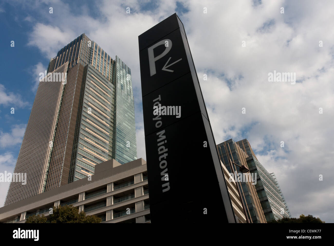 Tokyo Midtown tower, shopping and office complex building in Roppongi ...