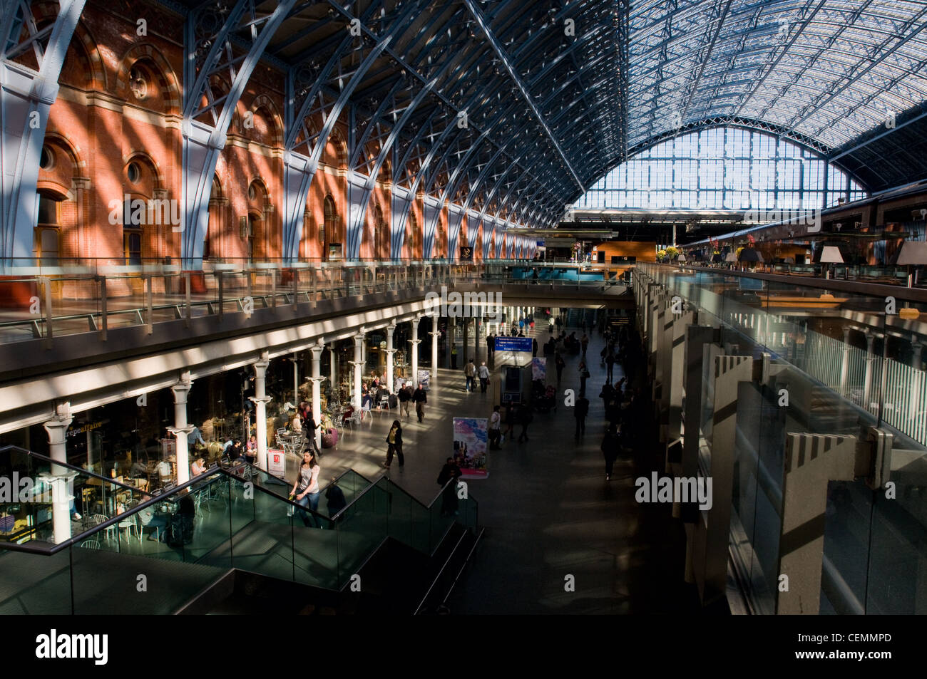 Shops st pancras international railway hi-res stock photography and ...