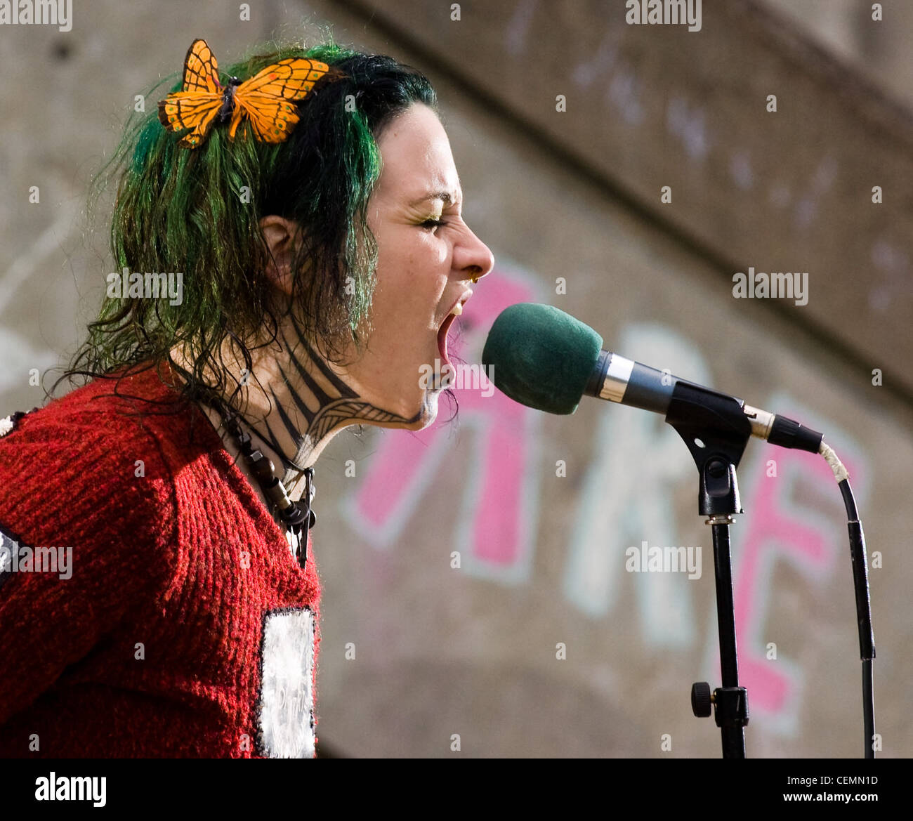 Woman lead singer hi-res stock photography and images - Alamy