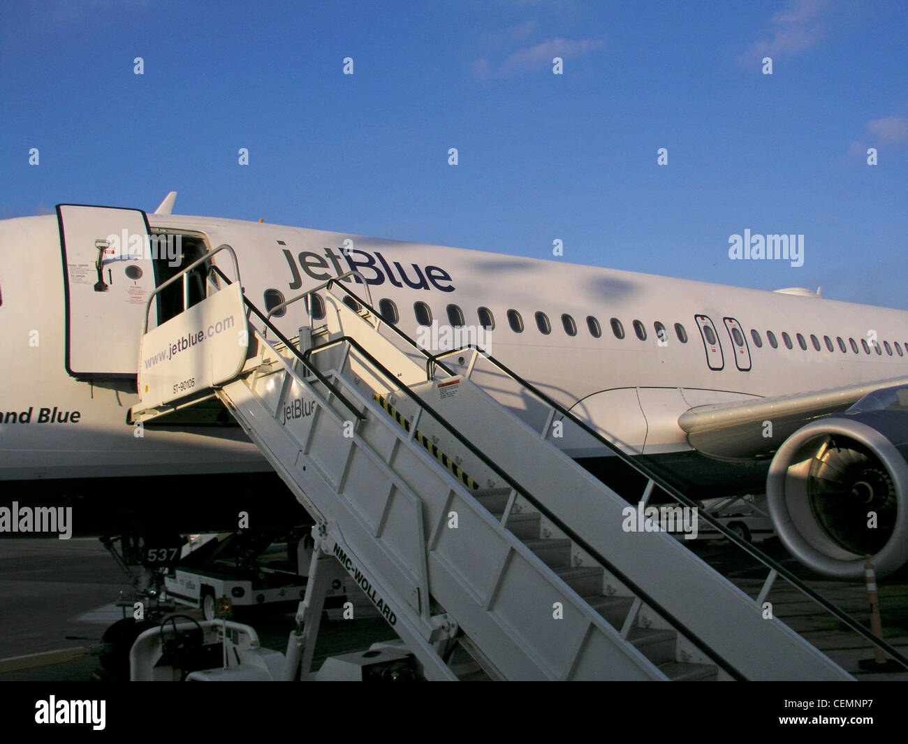 Ground support airplane hi-res stock photography and images - Alamy