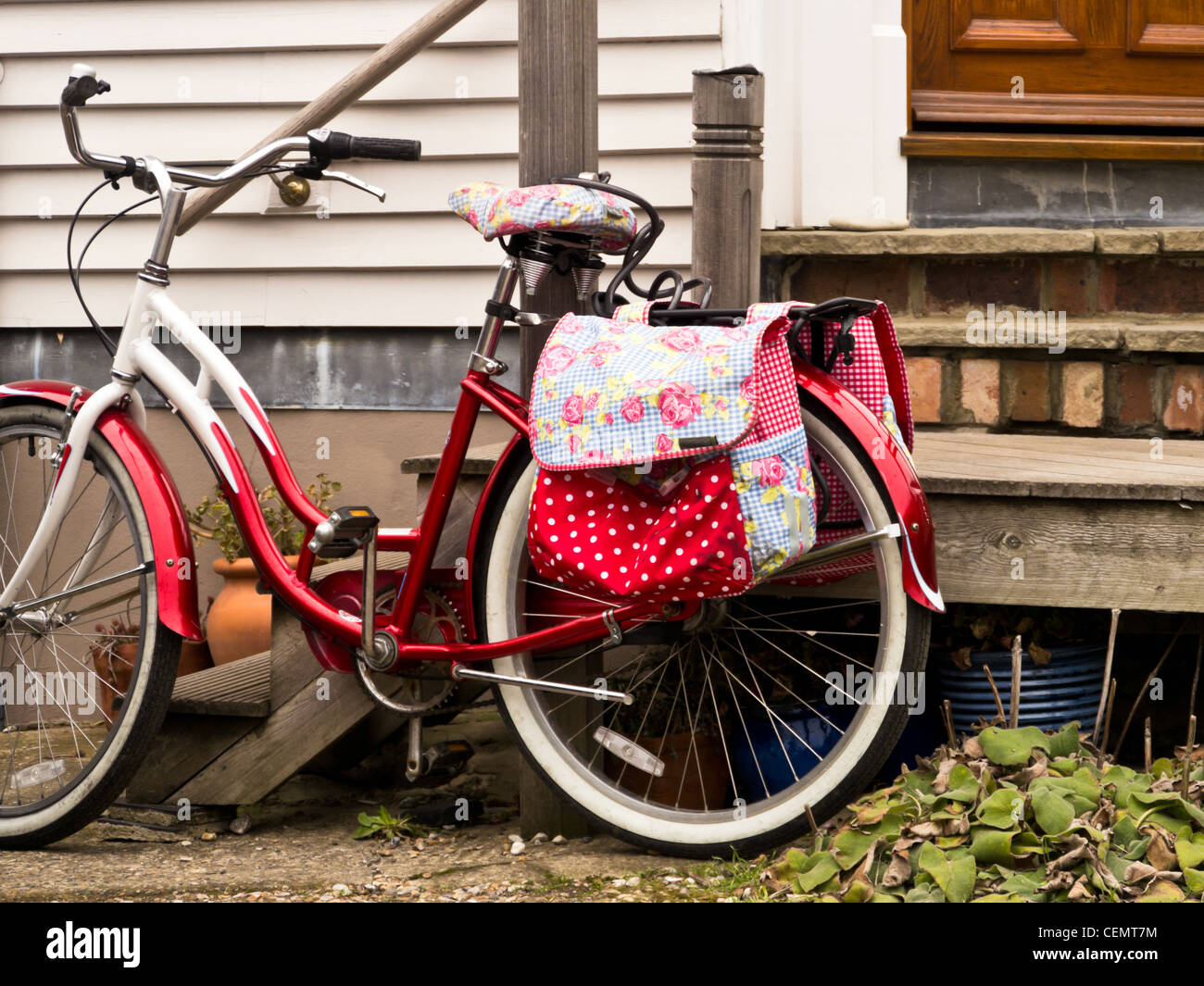 Pretty Bike resting against a wall Stock Photo - Alamy
