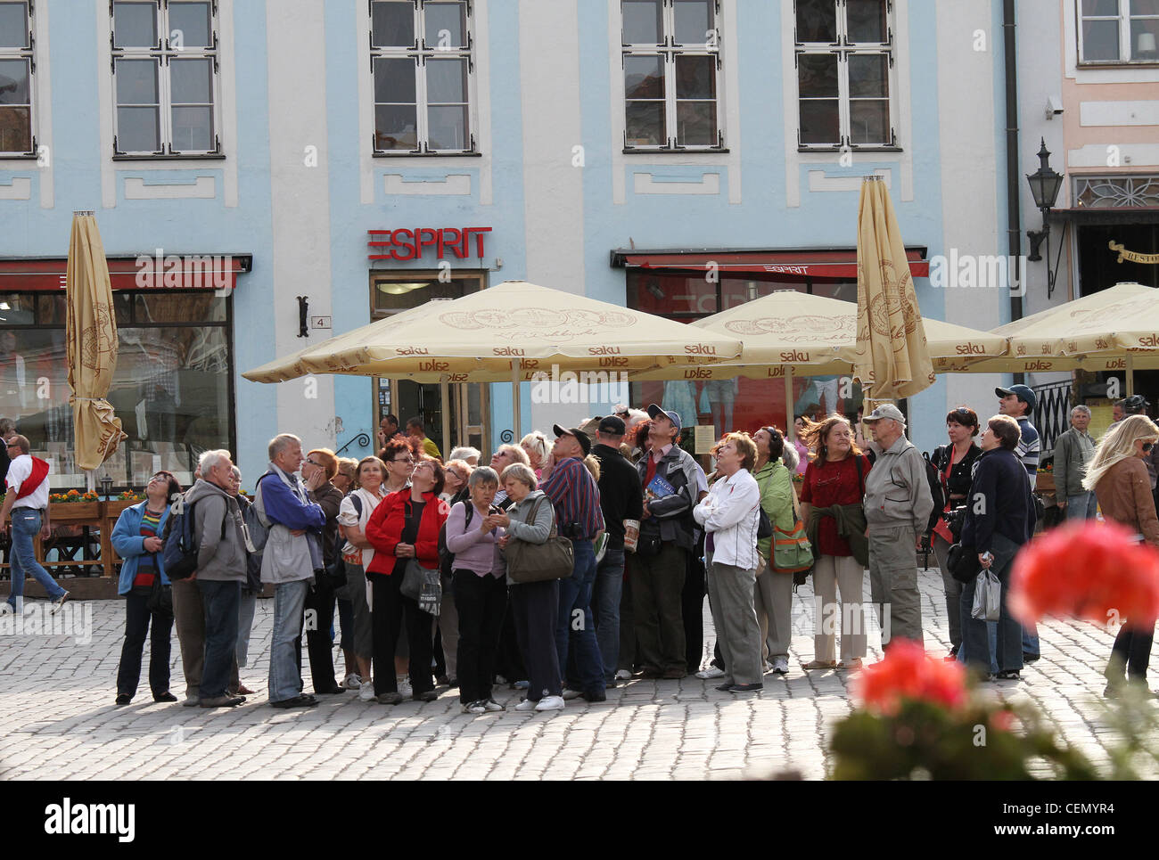 Tour group town hall square tallinn hi-res stock photography and images ...