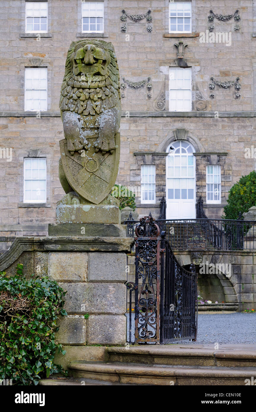 Rear gateway to the formal gardens of Pollok House, in Pollok Estate ...