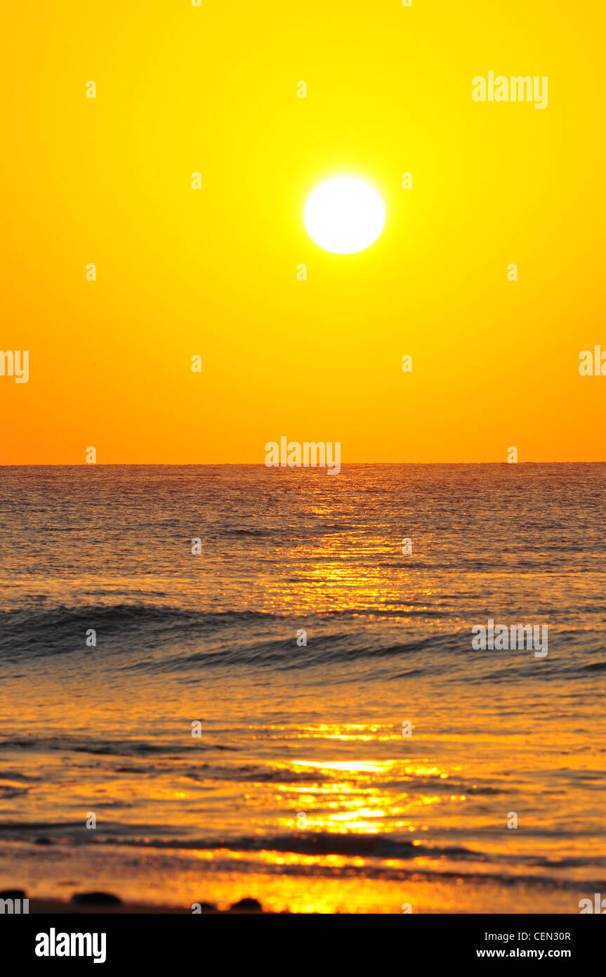 Beautiful sunrise in ocean hi-res stock photography and images - Alamy