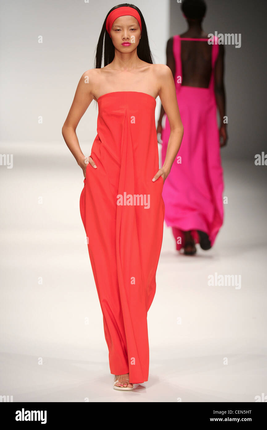 Jasper conran catwalk show hi-res stock photography and images - Alamy