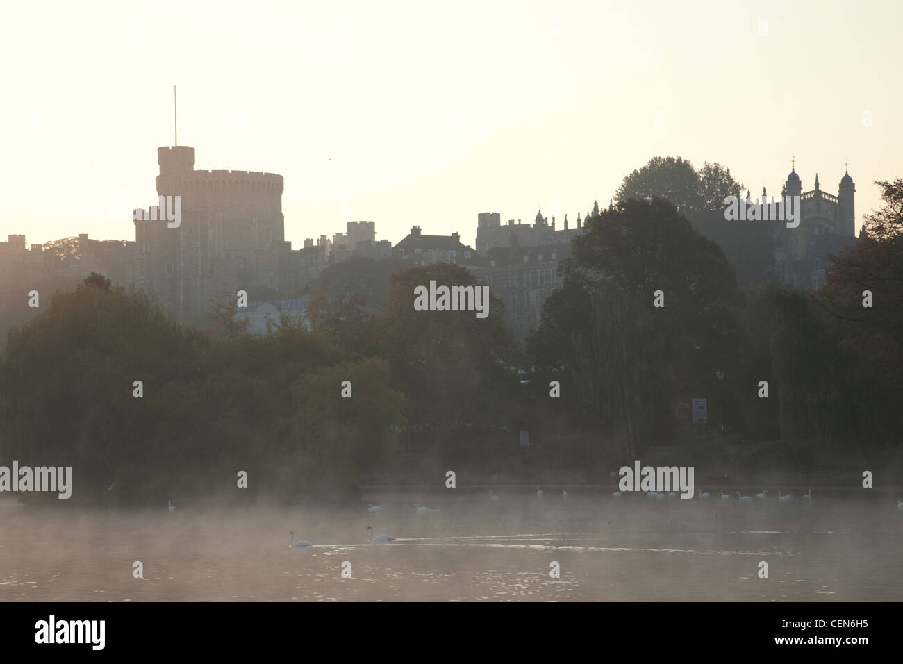 Windsor castle river thames hi-res stock photography and images - Alamy