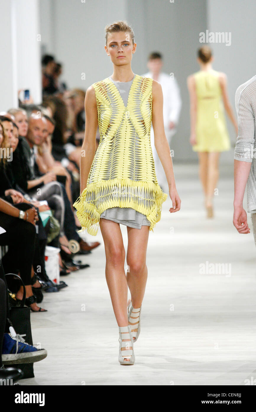 Pringle of Scotland London Ready to Wear Spring Summer A sleeveless ...