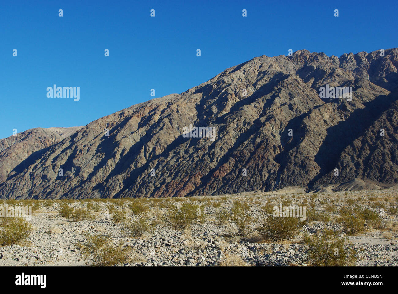 Blue sky desert mountains hi-res stock photography and images - Alamy