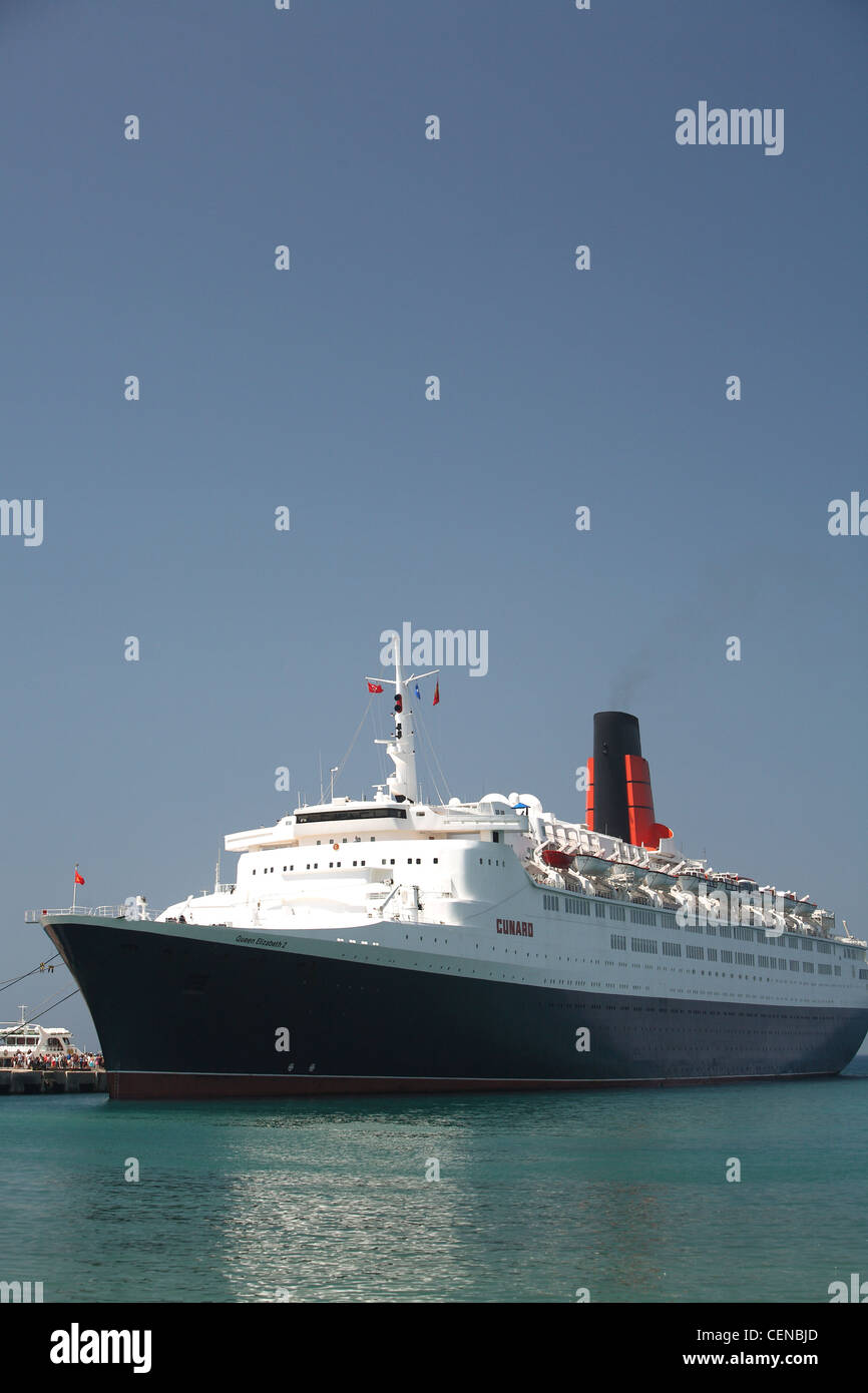 Queen elizabeth cruise ship funnels hi-res stock photography and images ...